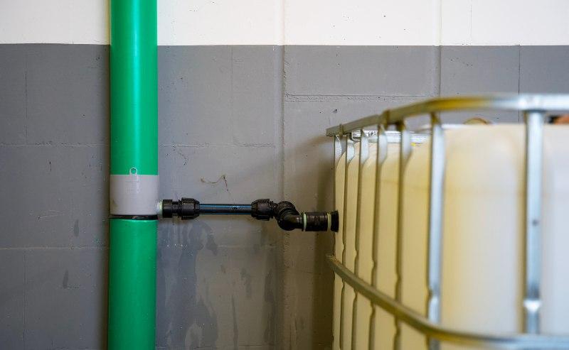 Den IBC Container an ein Fallrohr anschließen - REKUBIK® Magazin